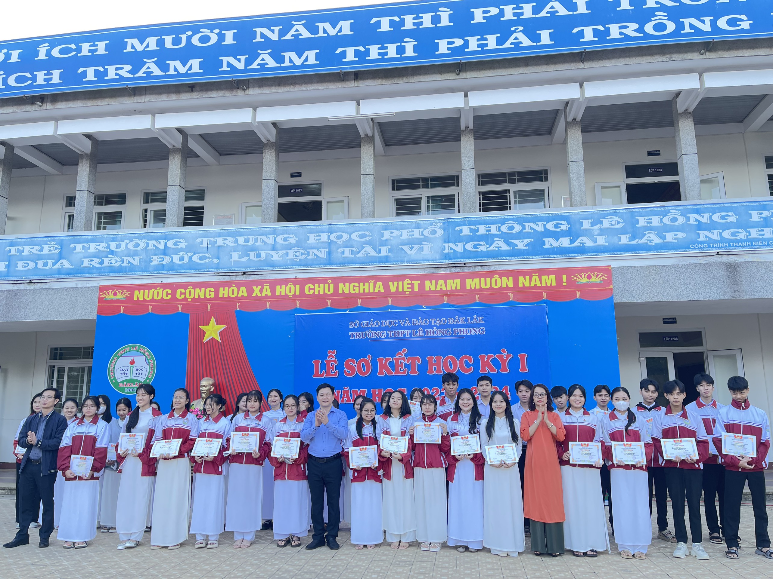 LỄ SƠ KẾT HỌC KÌ I – NĂM HỌC 2023-2024 - Trường THPT Lê Hồng Phong